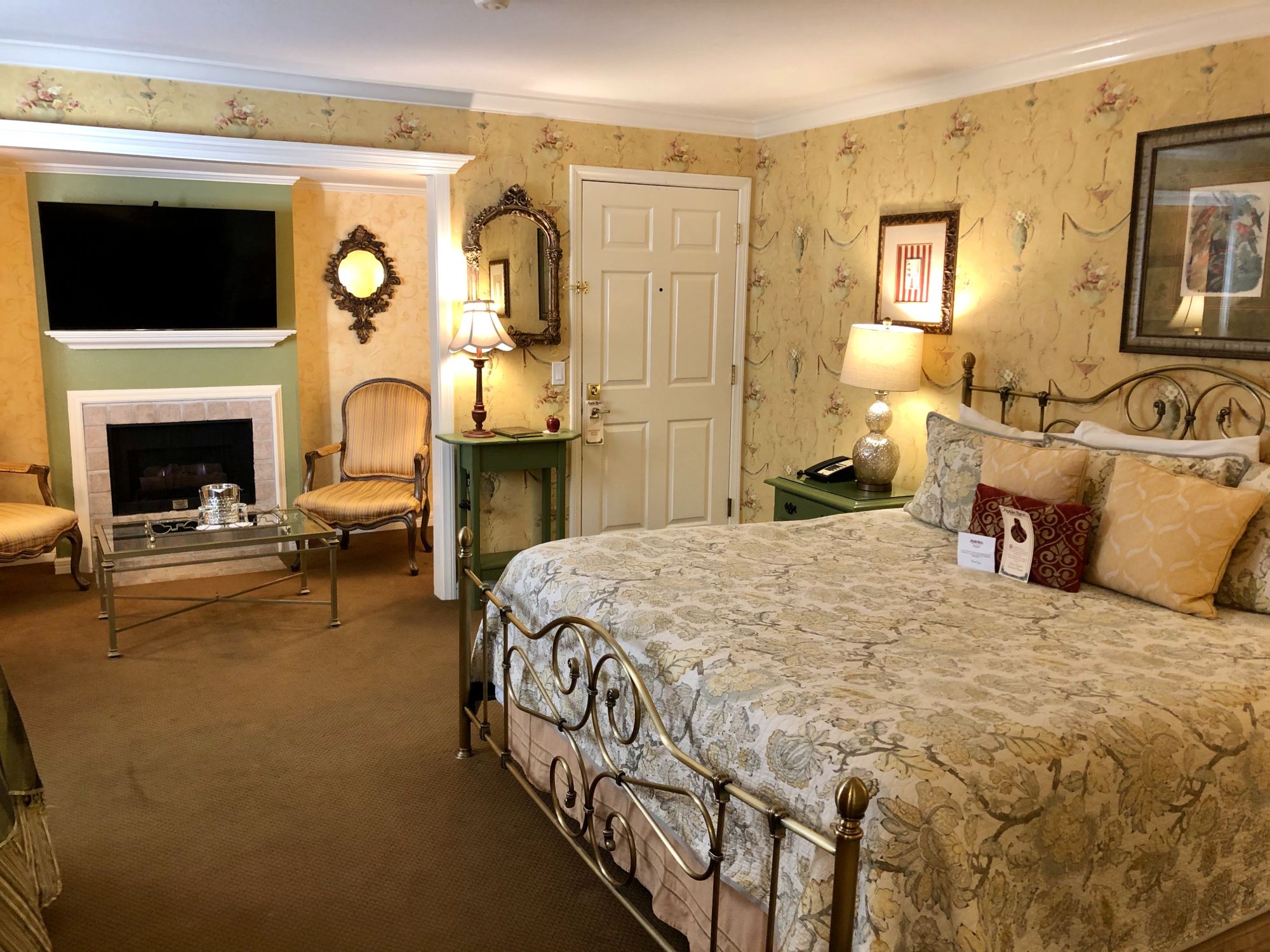 San Luis Obispo Hotel Suites | Apple Farm Inn
